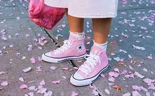 Women’s street style in Converse sneakers