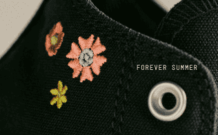 Women’s street style in Converse sneakers